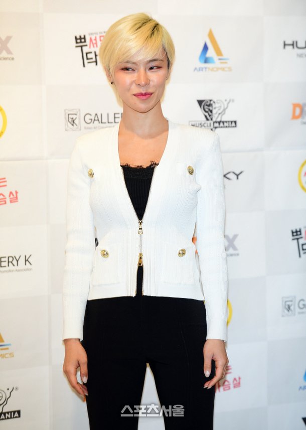 금발로 변신한 '맥스큐의 그녀' 배혜영, 갤러리K의 세미나에 참석하러 왔어요[포토] : 네이트 연예