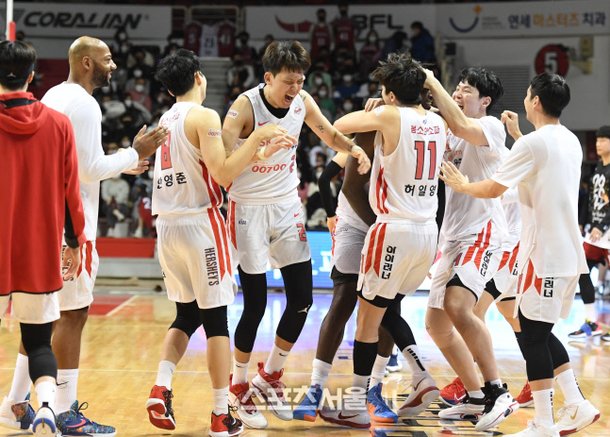 [포토]29점 차 극복한 SK, KGC에 역전승 거두며 공동 1위 등극 : 네이트 스포츠