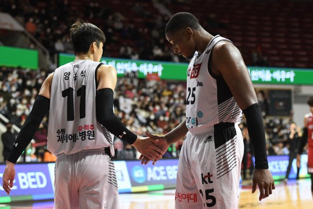 되살아난 수비·우위 점한 라렌, KT KGC 꺾고 4연패 탈출 : 네이트 스포츠