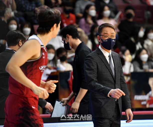 KGC 5명 KT KCC도 1명씩 코로나19 확진, 14일 경기는 진행 : 네이트 스포츠