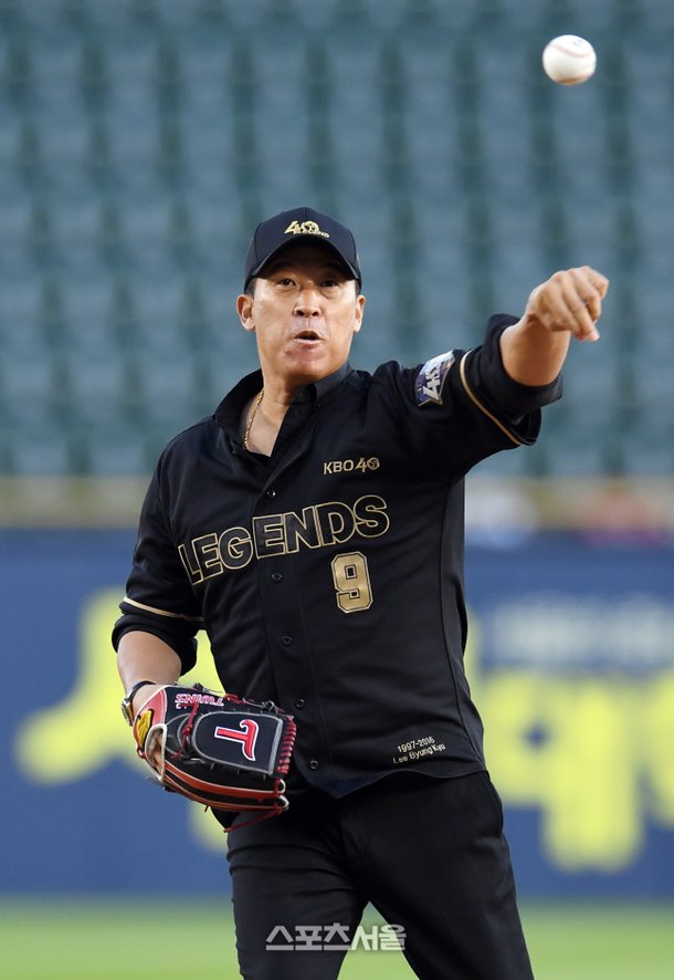 [포토]레전드 40 이병규 코치, LG-SSG 경기 시구 : 네이트 스포츠