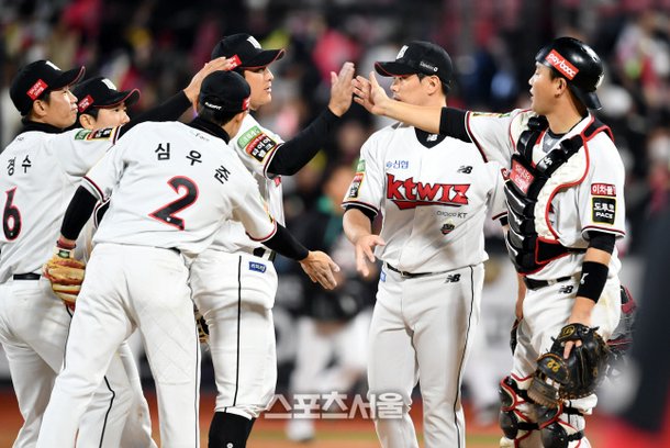 [포토] KT, KIA 꺾고 준PO 진출 : 네이트 스포츠