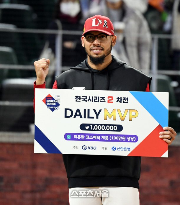 [포토] SSG 폰트, KS2차전 데일리 MVP 차지 : 네이트 스포츠