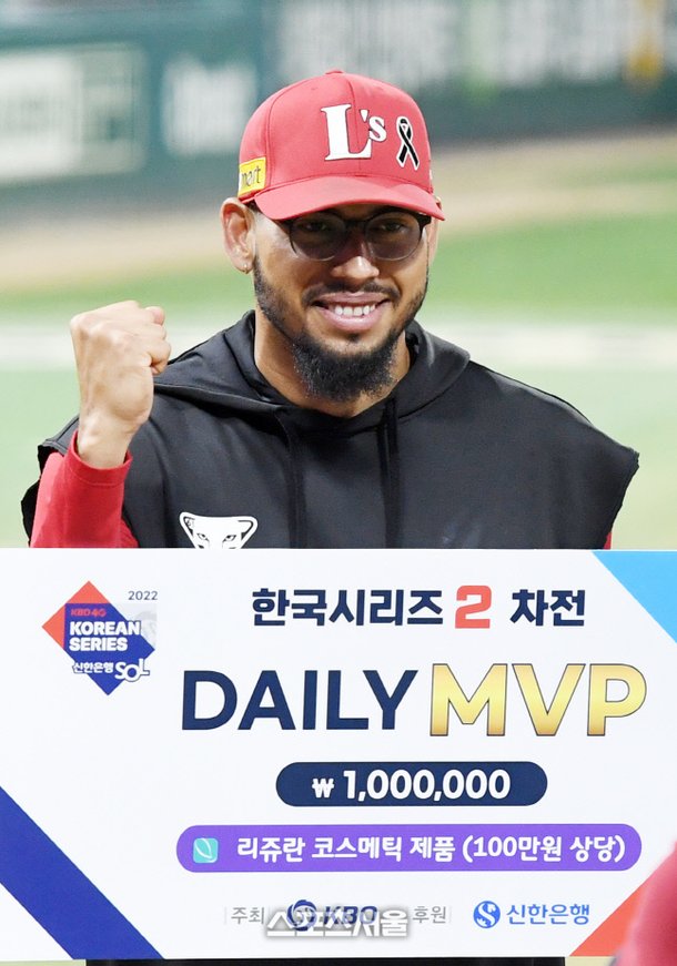 [포토]SSG 폰트, 7이닝 1실점 호투로 KS 2차전 MVP : 네이트 스포츠