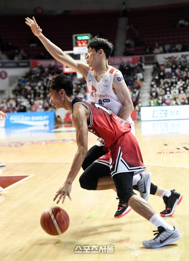 [포토]SK 김선형의 수비를 뚫는 KGC 렌즈 아반도 : 네이트 스포츠