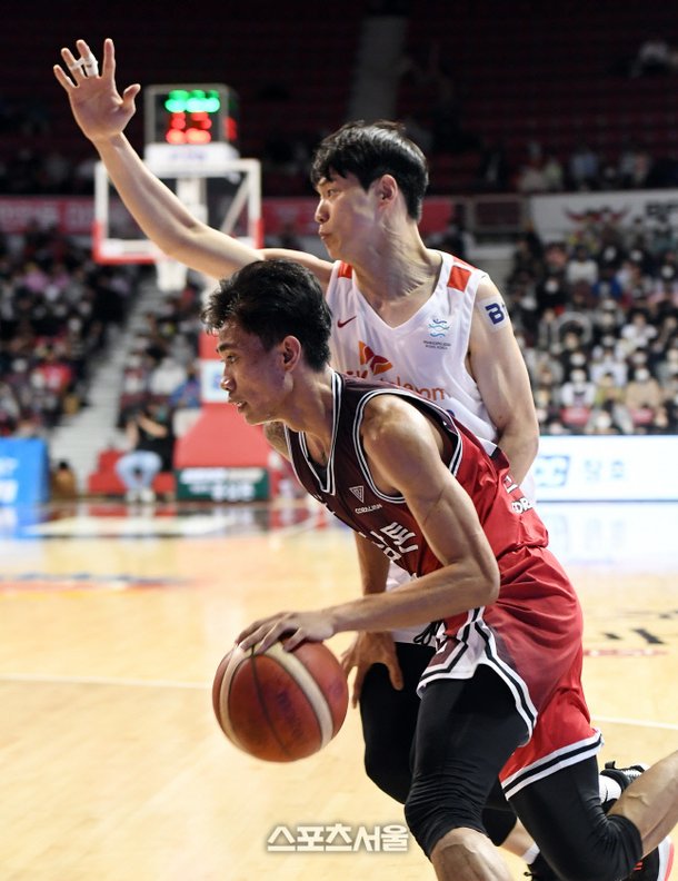 [포토]KGC 렌즈 아반도, SK 김선형의 수비를 뚫고! : 네이트 스포츠