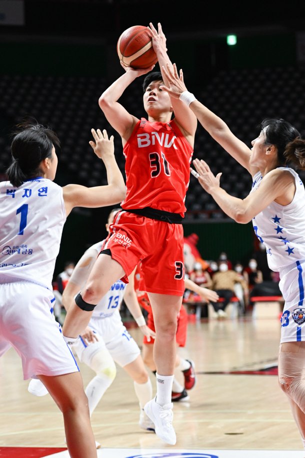 WKBL 2R 페이크 파울 10건…BNK 진안 3회로 '벌칙금 30만원' : 네이트 스포츠