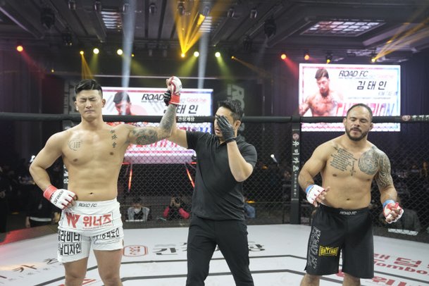 '로드FC 062' '김해 대통령' 김태인, 번개같은 타이틀전 TKO 승…라이트헤비급 챔피언 등극 : 네이트 스포츠