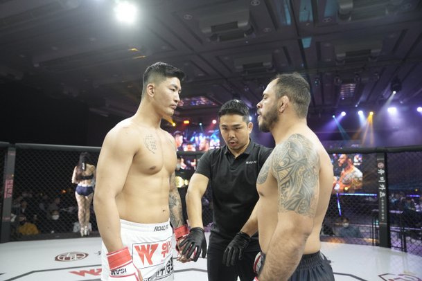 '로드FC 062' '김해 대통령' 김태인, 번개같은 타이틀전 TKO 승…라이트헤비급 챔피언 등극 : 네이트 스포츠