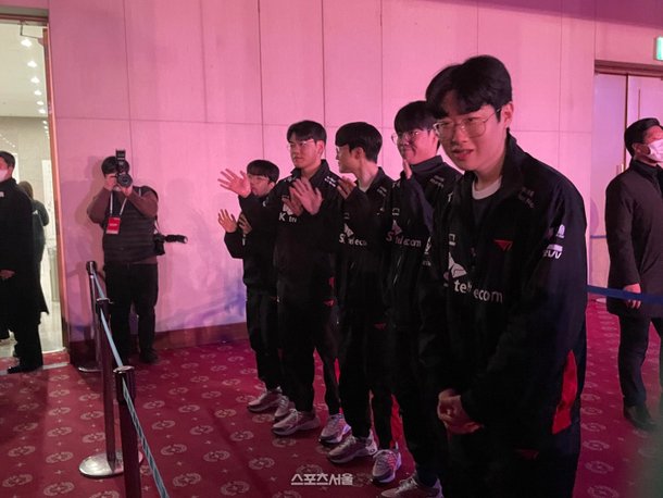 피아노 치는 '페이커', '뉴진스' T1, 팬 배웅까지…선물 같았던 'T1 CON'[SS현장속으로] : 네이트 뉴스