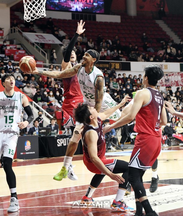 [포토]오펜스 파울 저지르는 DB 말콤 토마스 : 네이트 스포츠