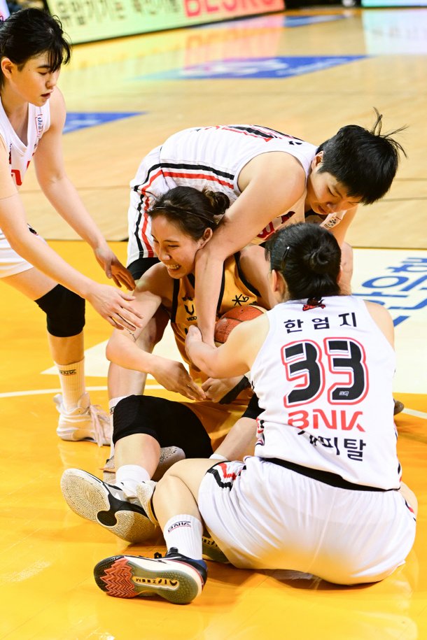 '강이슬 30득점 22리바운드' KB, BNK에 2차 연장 졸전 끝 64-62 승리[SS청주in] : 네이트 스포츠