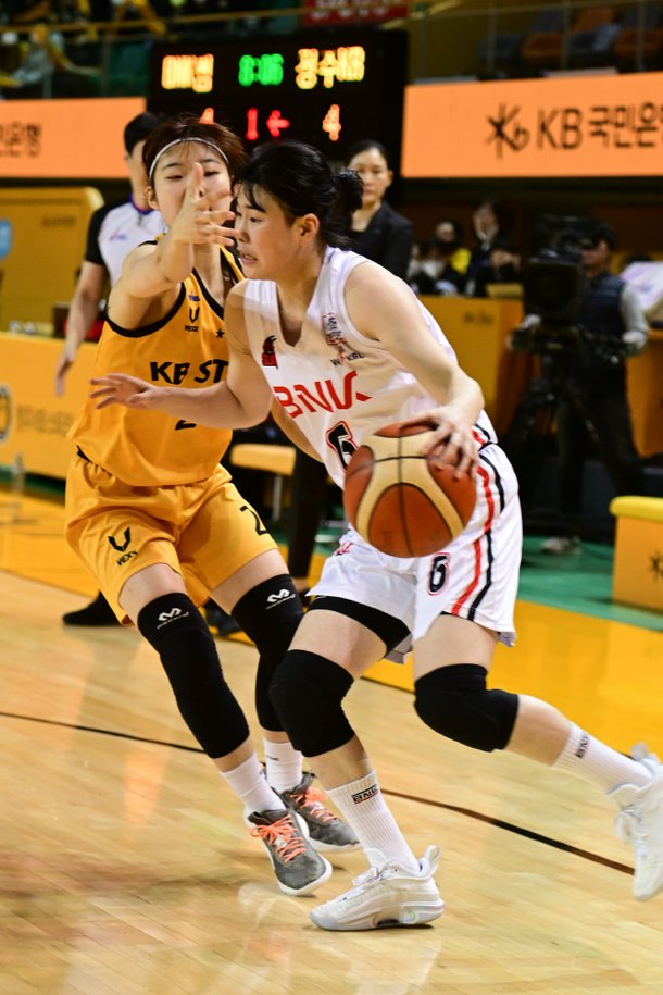 '강이슬 32득점 22리바운드' KB, BNK에 2차 연장 졸전 끝 64-62 승리[SS청주in] : 네이트 스포츠