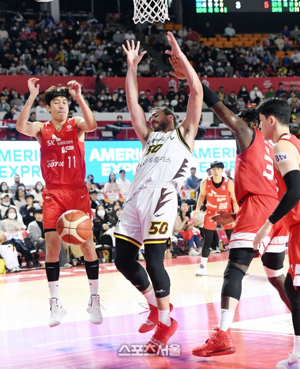 [포토]워니의 파울에 공을 놓치는 마레이(SK-LG) : 네이트 스포츠