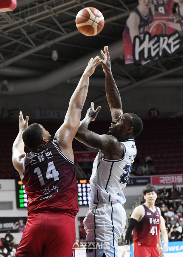 [포토]스펠맨의 수비 상대하는 라건아(KGC-KCC) : 네이트 스포츠