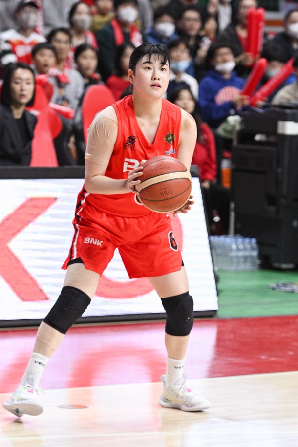 이소희 4쿼터에만 12점, BNK 삼성생명 꺾고 PO 1차전 승리 : 네이트 스포츠