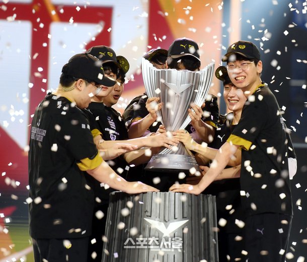 젠지, T1 꺾고 스프링 왕좌 올랐다…창단 첫 'LCK 2연패' 달성[SS잠실in] : 네이트 스포츠