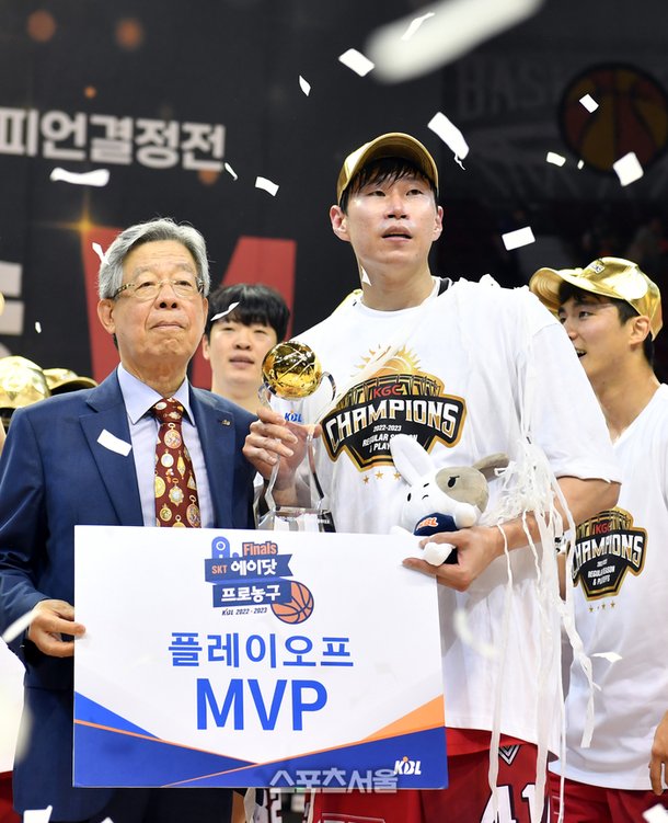 [포토]'챔프전 MVP 오세근 : 네이트 뉴스