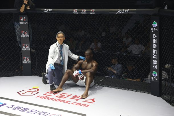 '로드FC 064' 한상권, 맥스 더 바디의 경기 재개 거절…충격적인 반칙 패 : 네이트 스포츠