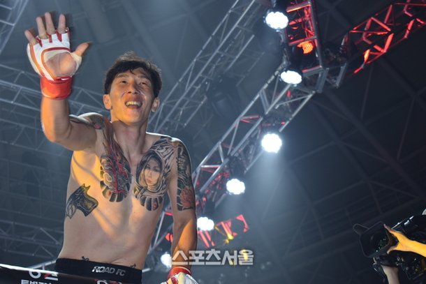 '로드FC 064' 몽골→한국 대표가 된 난딘에르덴, 짜릿한 1R 펀치 TKO 승 : 네이트 스포츠