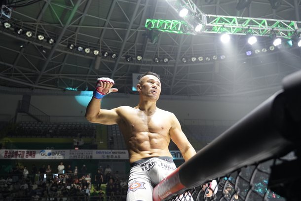 '로드FC 064' 소방관 파이터 신동국, 젊은 패기 여제우 상대로 2R TKO 승 : 네이트 스포츠