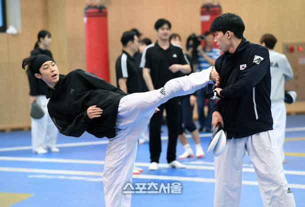 [포토]힘차게 발차기하는 장준 : 네이트 뉴스