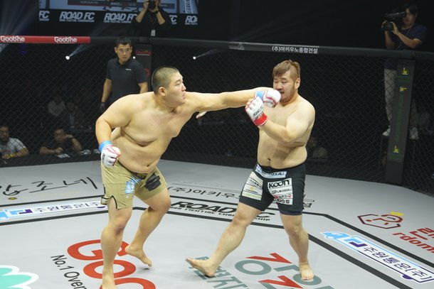 '로드FC 066' 맘모스 김명환, 심건오를 잠재운 강력한 펀치…1R TKO 승 : 네이트 스포츠