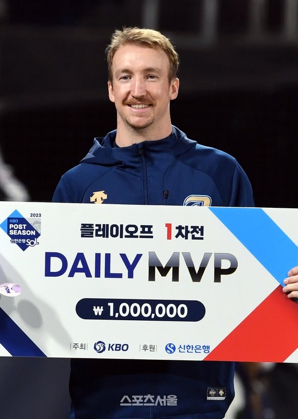 [포토]NC 페디, PO 1차전 6이닝 1실점 호투로 MVP : 네이트 뉴스