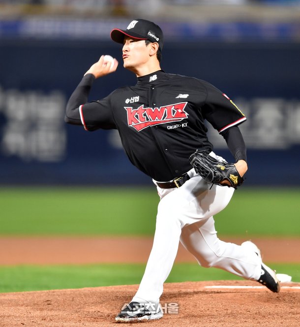 '고퀄스' 고영표 무실점 역투+배정대 투런포→벼랑 끝 KT, NC에 3-0 승리 기사회생 'PO 4차전' 간다[PO3] : 네이트 스포츠