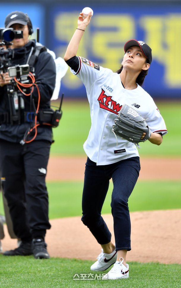 [포토]'KT승리기원시구' PO5차전 시구 정혜인 : 네이트 뉴스