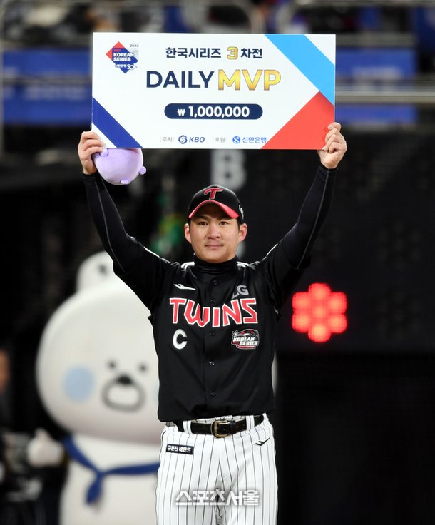 [포토] '9회말 역전 스리런포' 오지환, KS3차전 데일리MVP : 네이트 뉴스