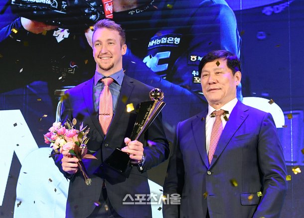 [포토]NC 페디, KBO 시상식 MVP 수상 : 네이트 뉴스