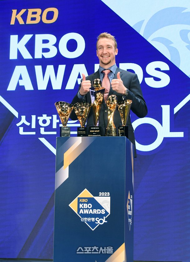 [포토]NC 페디, MVP 포함 KBO 시상식 5관왕 : 네이트 뉴스