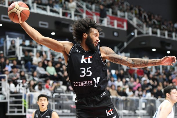 배스 새해 첫날 44점 괴력, KT KCC 꺾고 4연승 : 네이트 스포츠