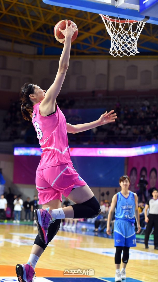 'WNBA 단 21회 진기록'…WKBL에서도 '덩크슛' 볼 수 있을까 [SS 시선집중] : 네이트 스포츠