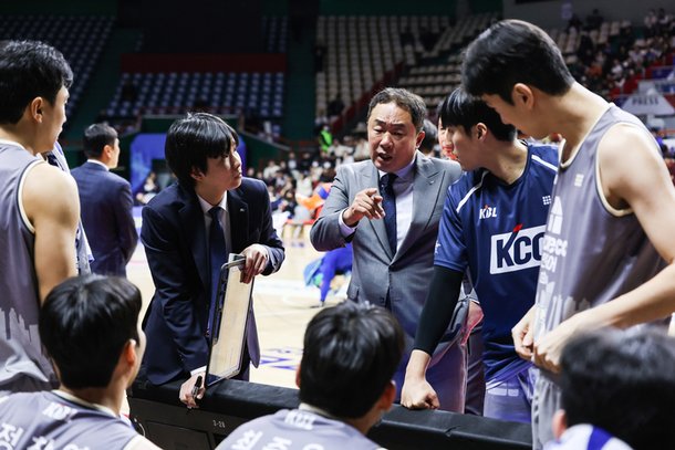 홈 2연승 KCC 전창진 감독 "1쿼터 라인업, 안될 거 같았는데…" [SS현장] : 네이트 스포츠