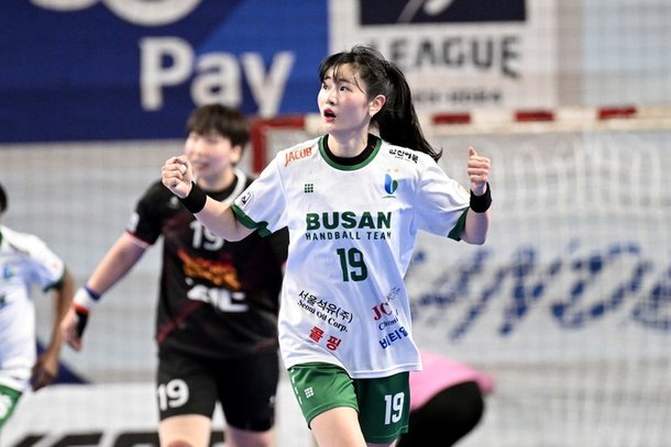 "SK 8연승 저지" 여자핸드볼 부산, 리그 1위 SK에 '일격'…1점차 짜릿한 역전승 : 네이트 스포츠