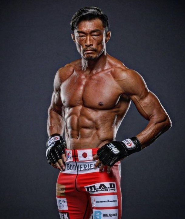 Choo Sung-hoon, '49 ans', qui est revenu sur le ring pour la première ...