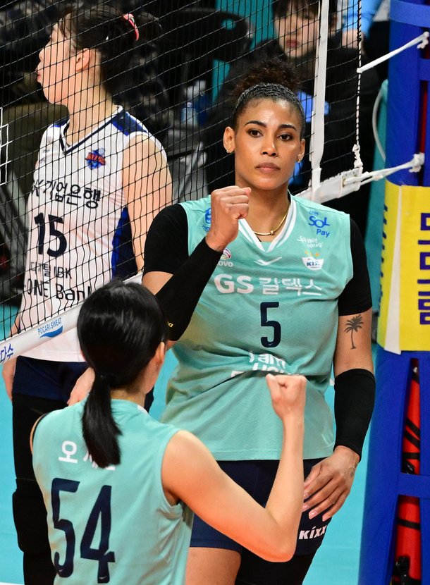 실바 파워로 고비 넘긴 GS칼텍스, IBK 잡고 기사회생…정관장과 5점 차 봄배구 희망 'ing' : 네이트 스포츠