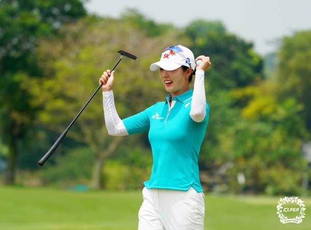 새 후원사 로고달고 첫 출전한 대회서 생일에 우승한 '개막여신' 김재희 "2024 KLPGA투어 상금왕·대상 도전" : 네이트 스포츠