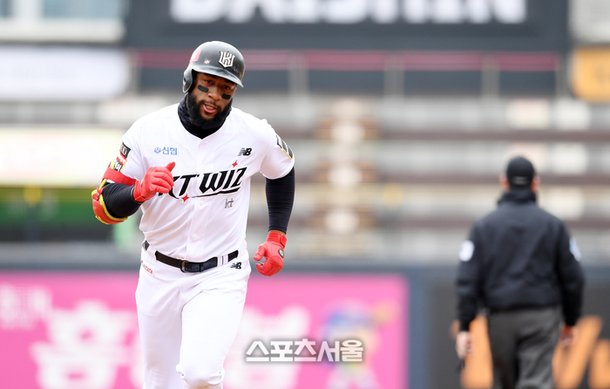 [포토]KT 로하스, 솔로 홈런에 당당하게! : 네이트 뉴스