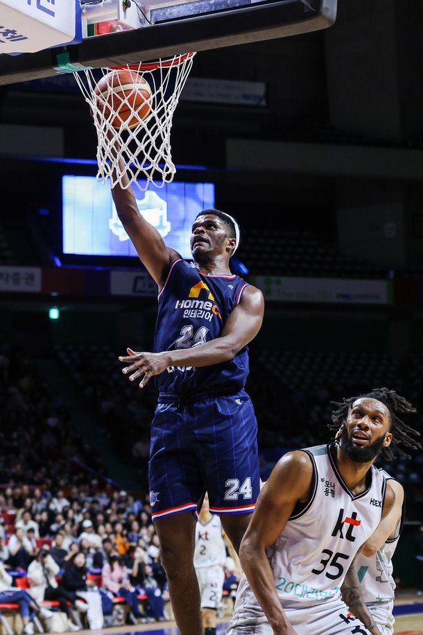 지친 KT 상대, 존슨 투입 전략 통했다! KCC PO 진출 확정 [SS현장] : 네이트 스포츠