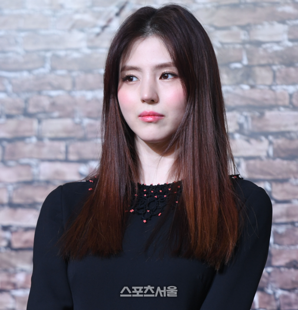 한소희 짤 속 칼 든 강아지 주인 등판…갑자기 슈퍼스타 됐다 네이트 연예