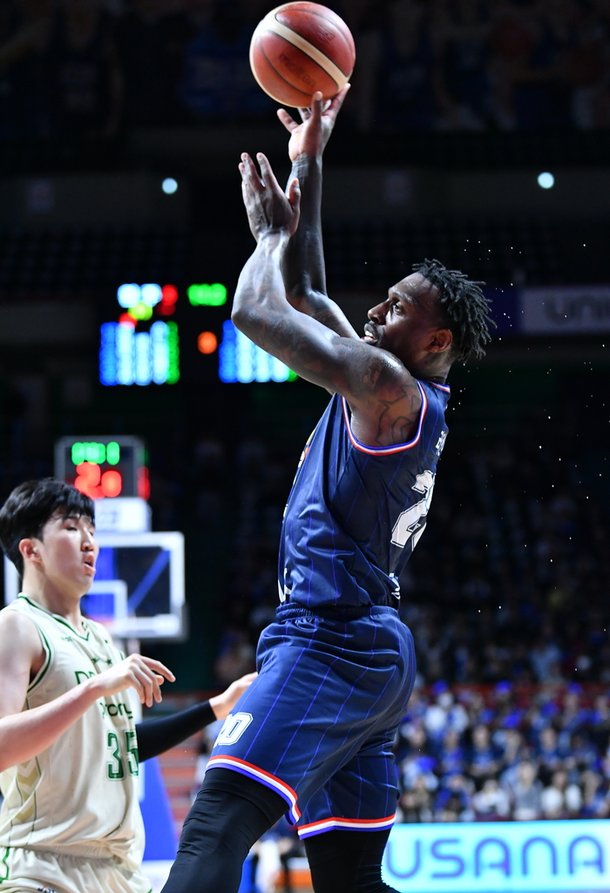 라건아 '통곡의 벽', KCC DB 꺾고 5위 첫 챔프전 진출 [SS PO현장] : 네이트 스포츠