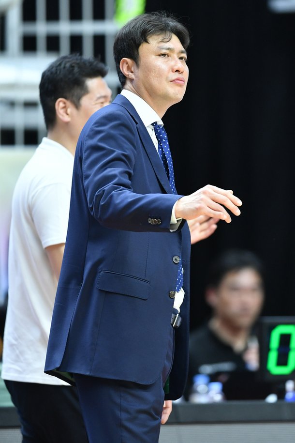 5차전까지 끌고 간 KT 송영진 감독 "KCC와 붙을 수 있게 좋은 분위기 이어가겠다" [SS PO리뷰] : 네이트 스포츠