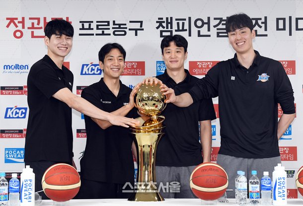 [포토]챔피언트로피 노리는 KT-KCC의 대표 선수들 : 네이트 뉴스