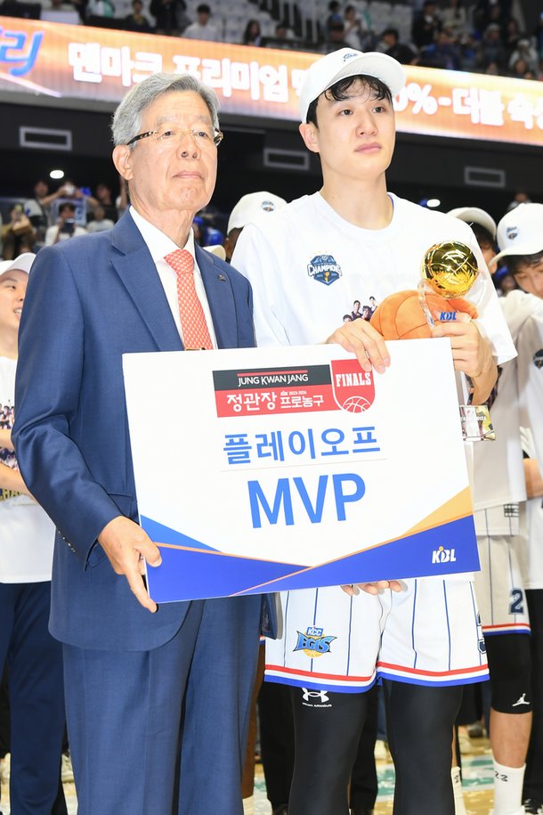 KCC 우승 이끈 허웅, 챔프전 MVP 등극…KT 허훈도 21표 : 네이트 스포츠