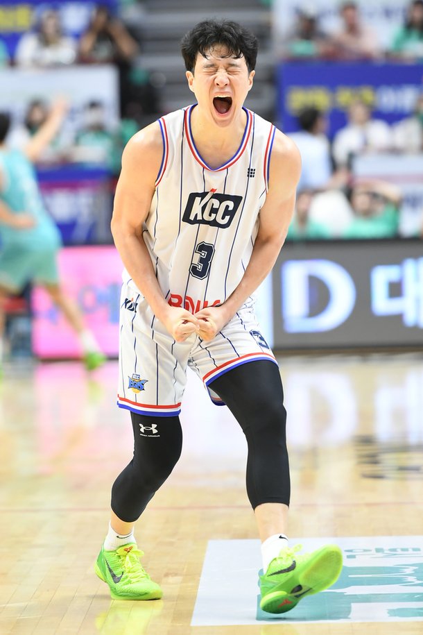 허웅-라건아 동반 활약, KCC KT 꺾고 통산 6번째 정상 [SS 챔프전 현장] : 네이트 스포츠