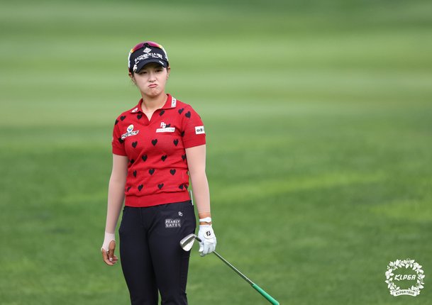 '2000년대생 최초' 박현경 2주연속 '연장의 여왕' 진기록…맥콜·모나 용평 오픈 우승으로 KLPGA투어 '대세' 굳히기 : 네이트 스포츠