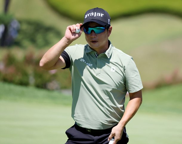 '12년' 무관 설움 씻을까! KPGA 투어 강윤석, 렉서스 마스터즈 3R 13언더파 단독 선두 [SS현장] : 네이트 스포츠